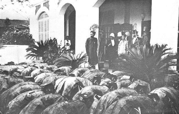 The Mad Monarchist: Kowtowing