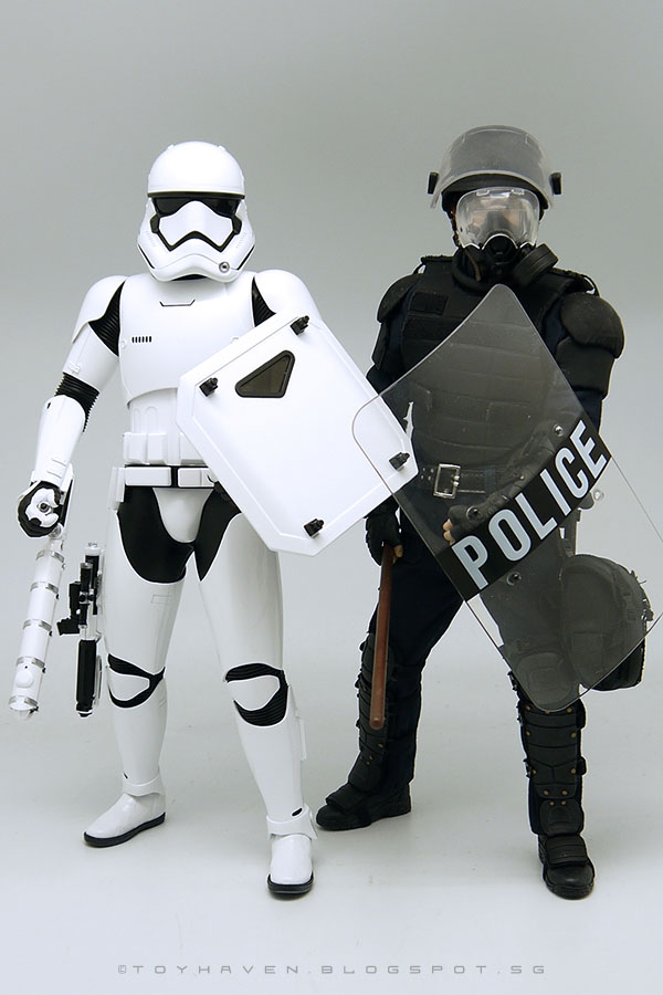 toyhaven: Hot Toys Star Wars: The Force Awakens 1:6 Finn & Riot Control ...