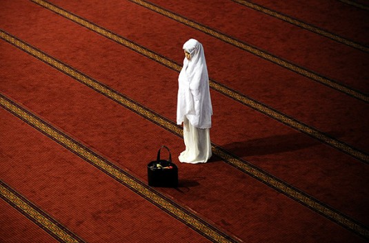 Wanita Shalat Tanpa Mukena Ini Penjelasannya