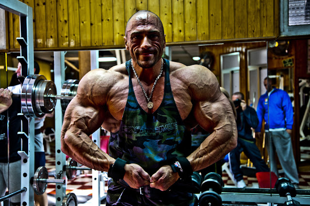 Muscle Lover: Spanish bodybuilder Roberto Del Amo