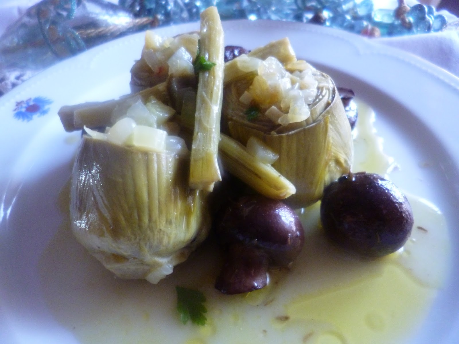 Alcachofas en salsa con setas confitadas