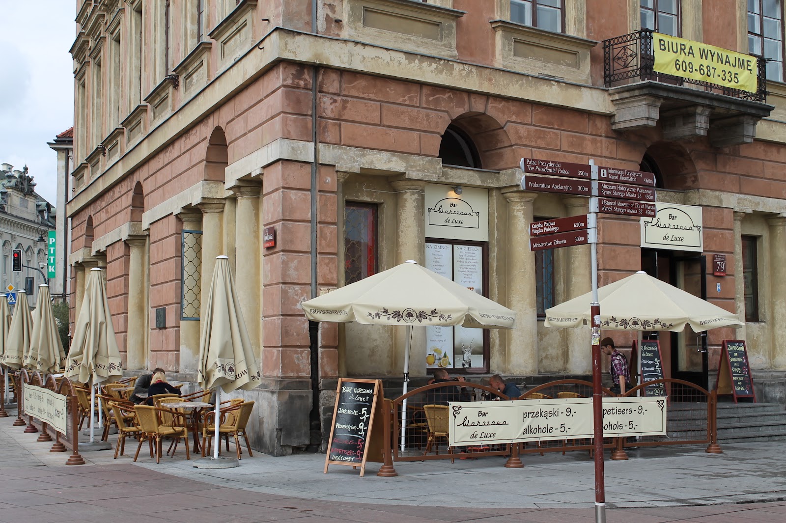 Jeeps Pubs Taverns and Bars: Bar Warszawa de Luxe (Warsaw, Poland)