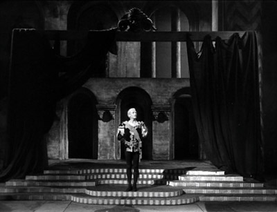 Hyperion to a Satyr: III.ii. Instructing the Players - Olivier '48