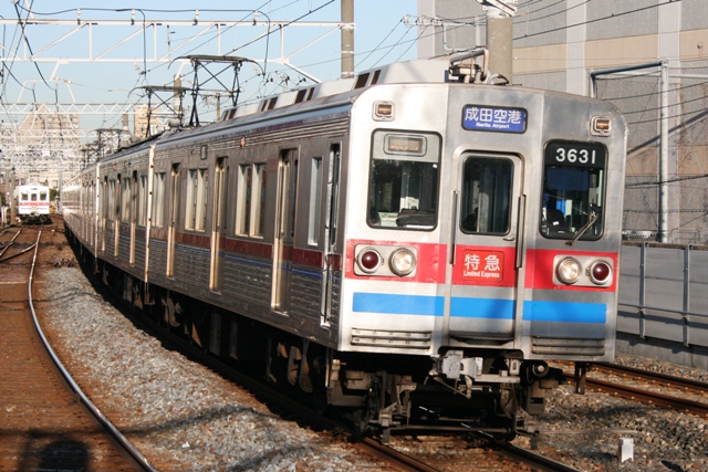 Tokyo Railway Labyrinth: Autumn Roses on the Keisei Line