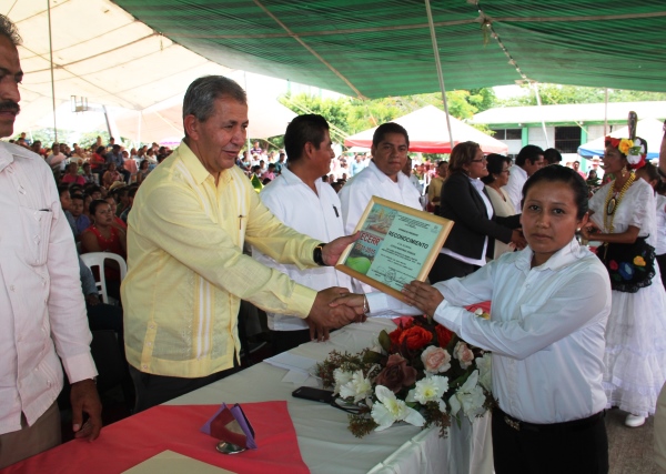 Se gradúa una generación más de estudiantes del CBTA 136 y ECERR ...