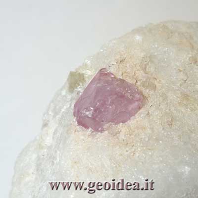 www.geoidea.it: cristallo di spinello rosso