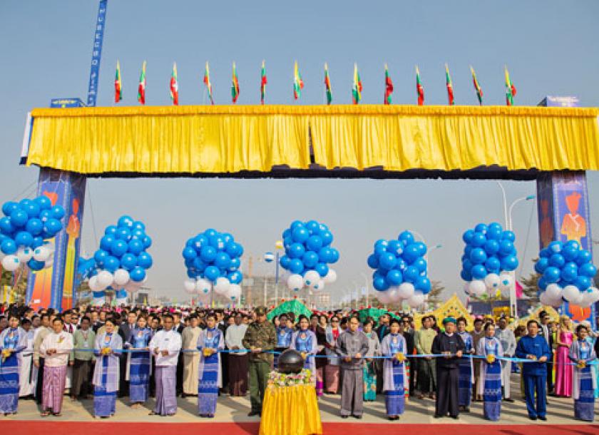 13.05.2561 The border gate between Muse,Myanmar and Ruili, China ...