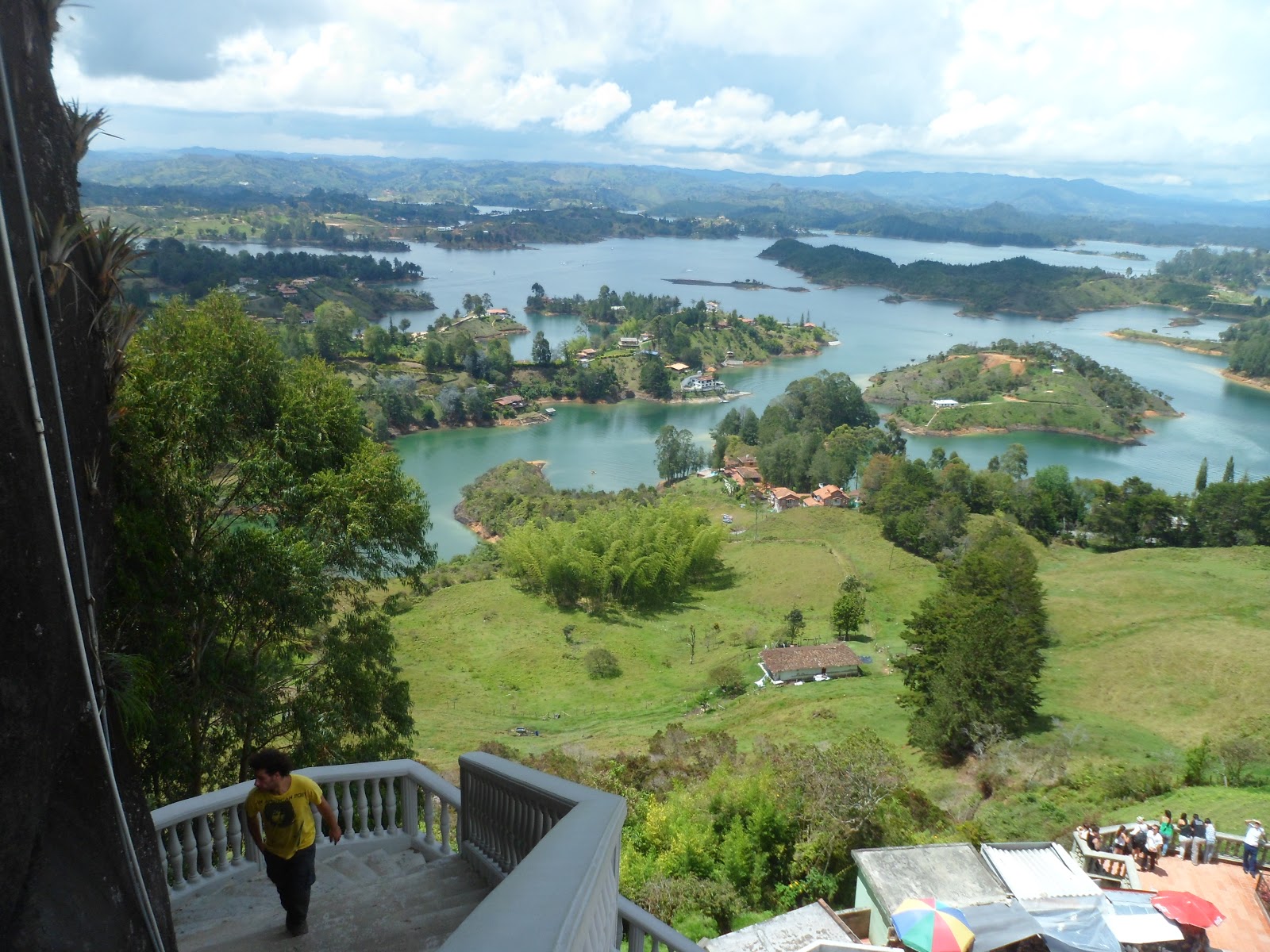 Un Loco Deseo por el Mundo: Guatape (Colombia) - 1 peñón en 1 paraíso