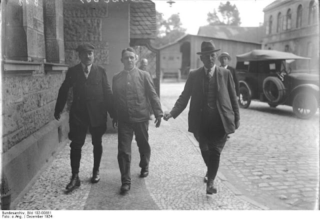 العديد من الناس يتساءلون عن حقيقة شخصية مصاص الدماء وفيما إذا كان لها ...