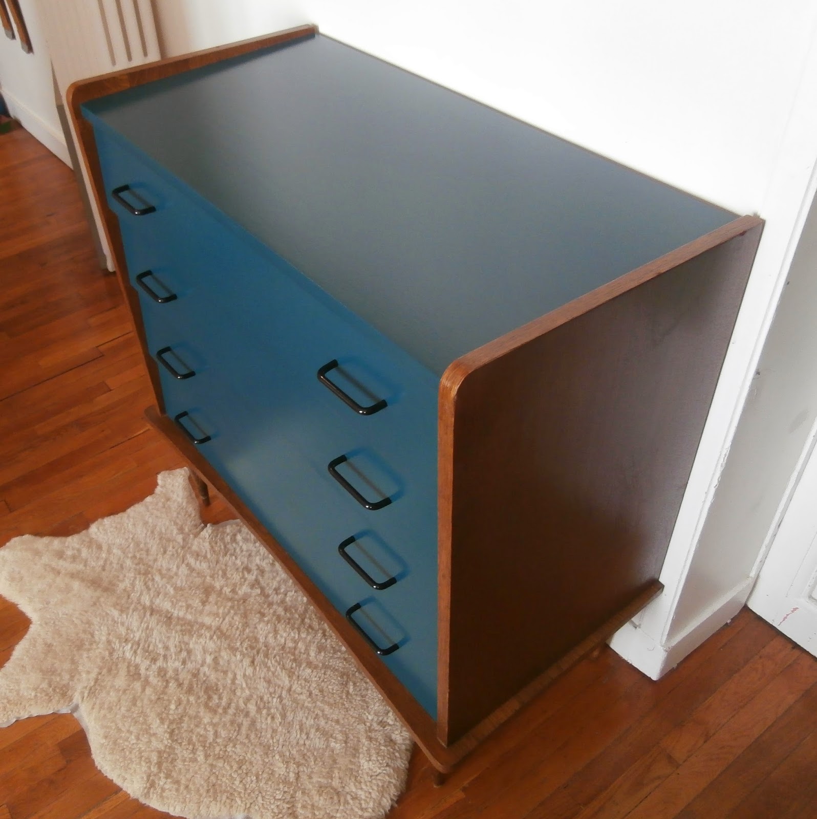 Durée de Vie Indéterminée: Commode tiroirs en biais, bleu pétrole...