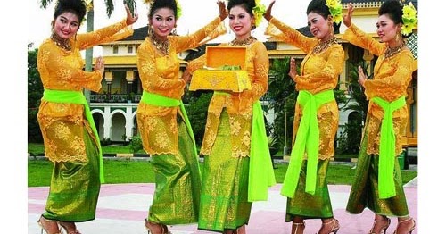 Tari Tradisional Melayu Riau “ Tari Makan Sirih atau Persembahan ...