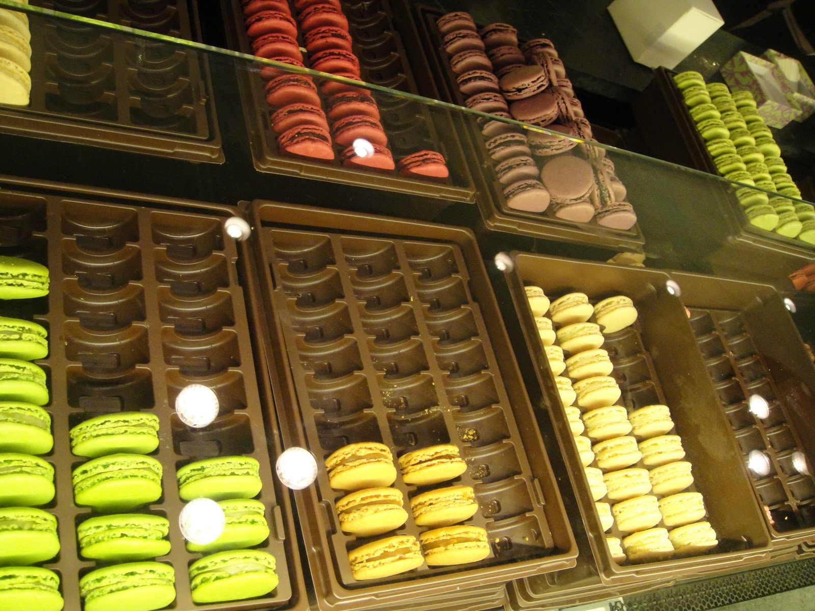 FOODYHOLIC'S Choice: LADUREE - French macarons