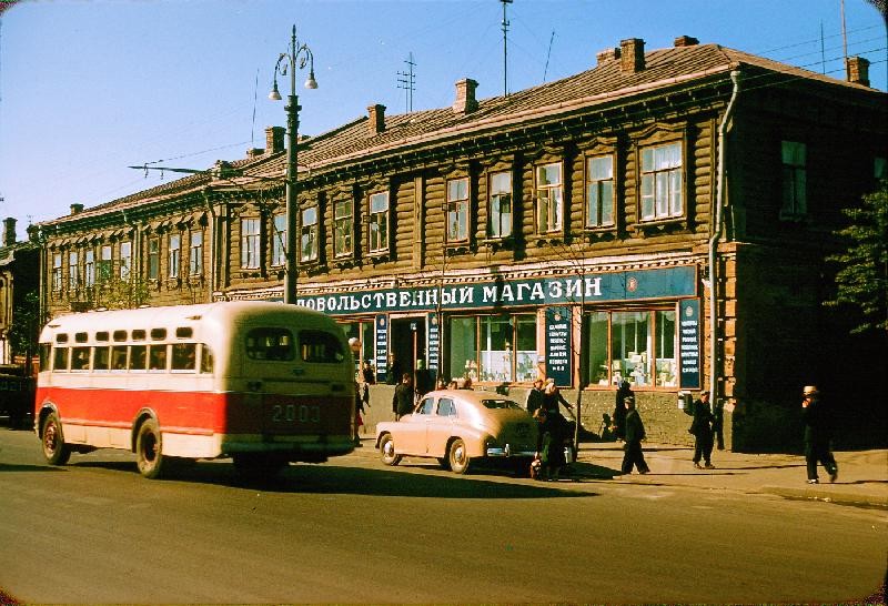 47 Fascinating Color Photographs That Capture Street Scenes of the USSR ...