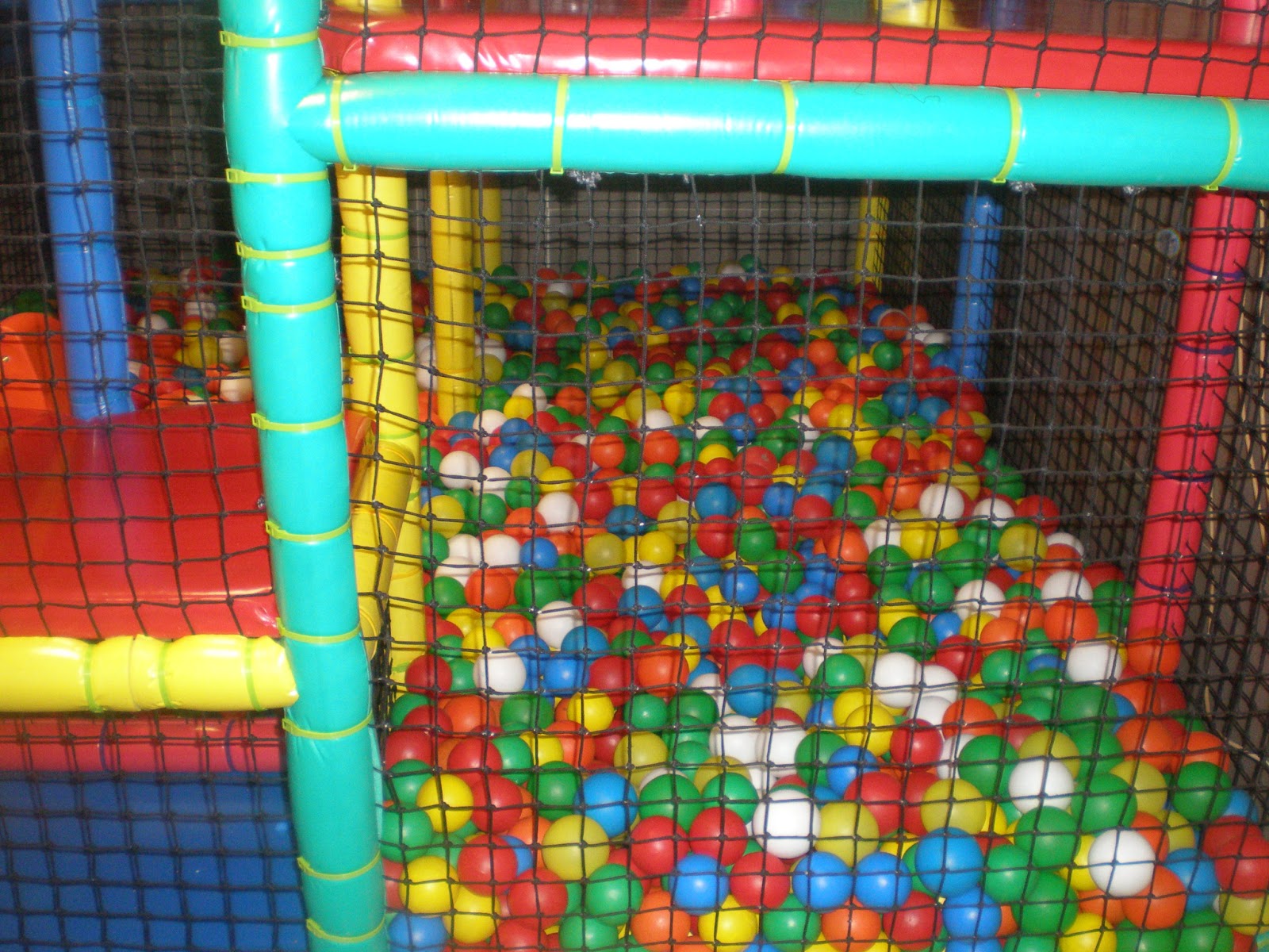 INSTALACIÓN DE PARQUE DE BOLAS EN CHURRIANA (MÁLAGA) | DIMA Parques ...