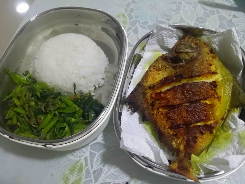 Menu Lunch Box 8: Ikan Bawal Goreng Kunyit dan Kangkung Tumis | LYN'S ...