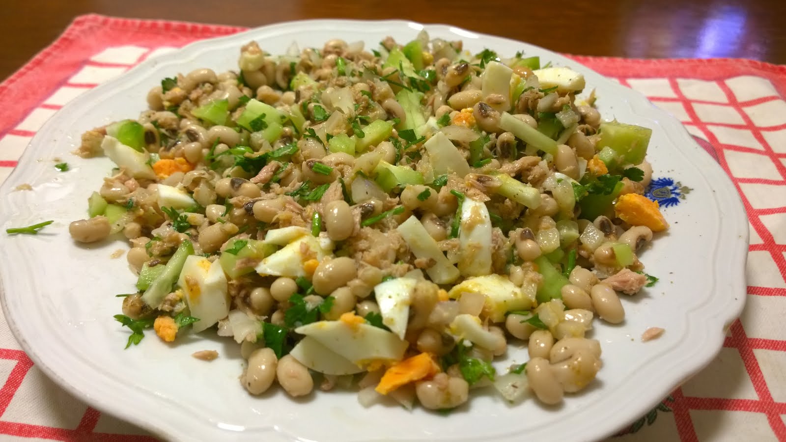 Guloso qb: Salada de feijão frade com atum e pepino