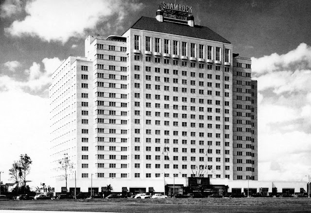 Old Photos Captured Street Scenes of Houston, Texas in the 1950s ...