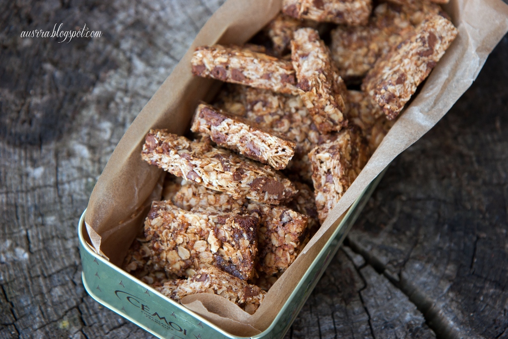 Tarp vėjo gūsių: AVIŽINIŲ DRIBSNIŲ BATONĖLIAI SU PIENINIU ŠOKOLADU...