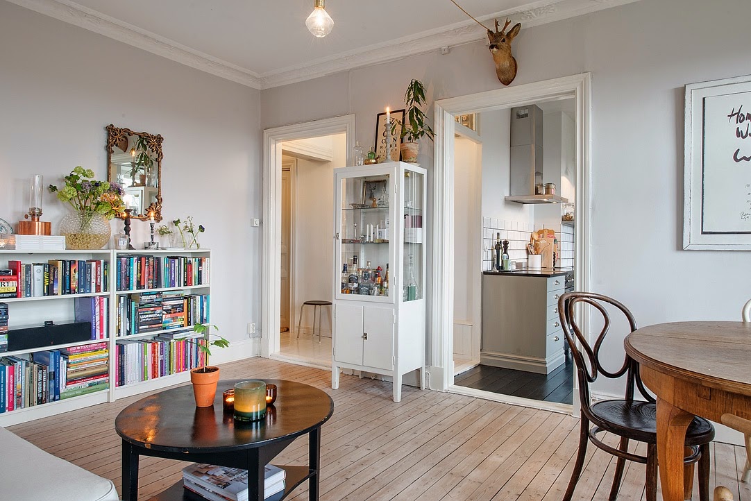 Keltainen talo rannalla: Koti Ruotsissa