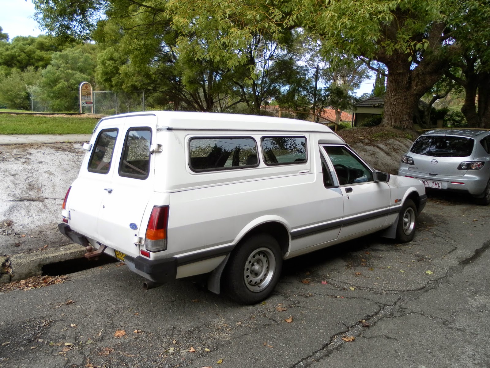 Aussie Old Parked Cars: 1993 Ford XG Falcon Longreach GLi Van