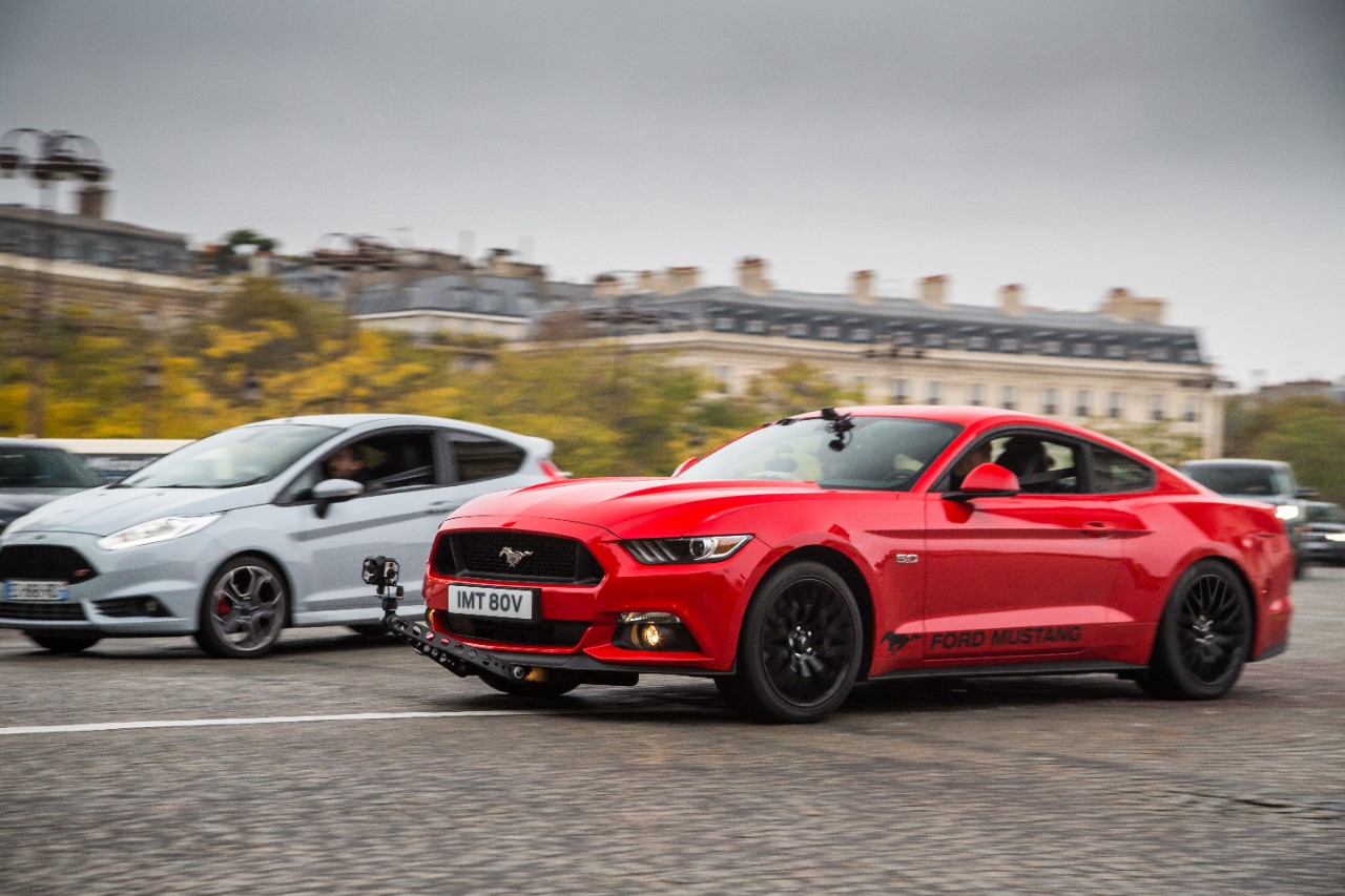 Ford Mustang acelerando em Paris com câmera 360º - vídeo