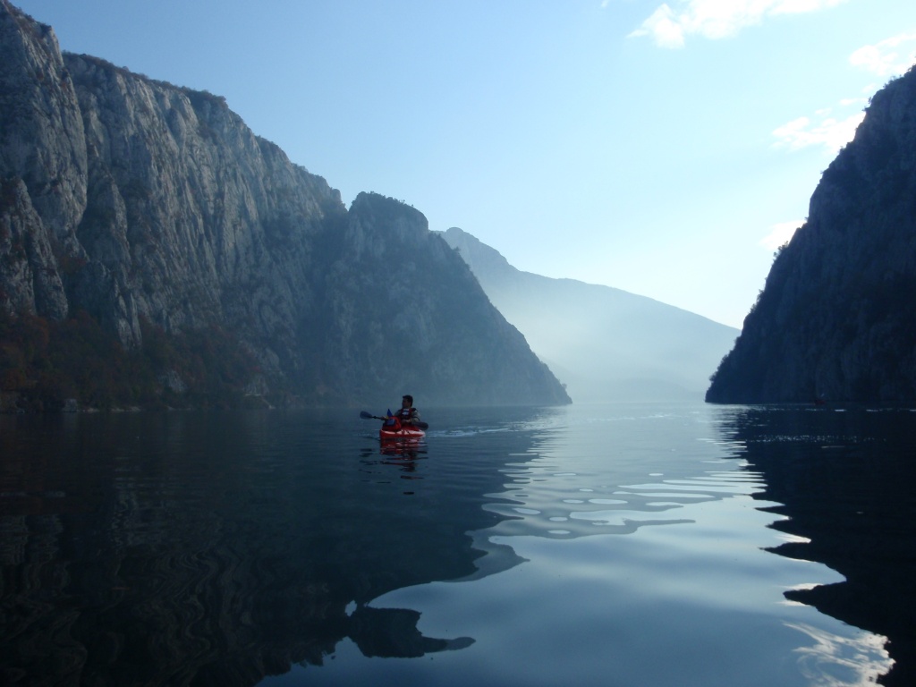La defilare, în defileu – Romania vazuta din caiac