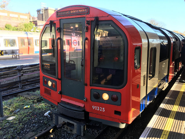 British Diesels and Electrics: London Underground 1992 Tube Stock ...