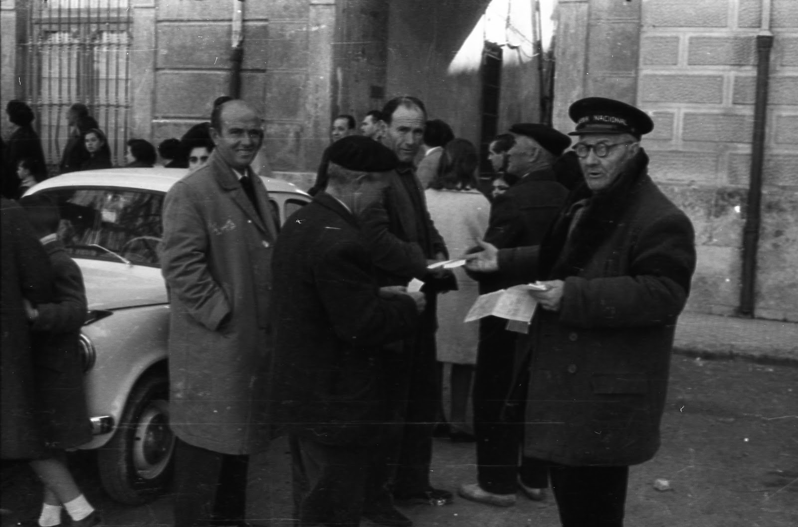 VILLENA CUÉNTAME: 1964 COLAS PARA VER "EL TESORO DE VILLENA"