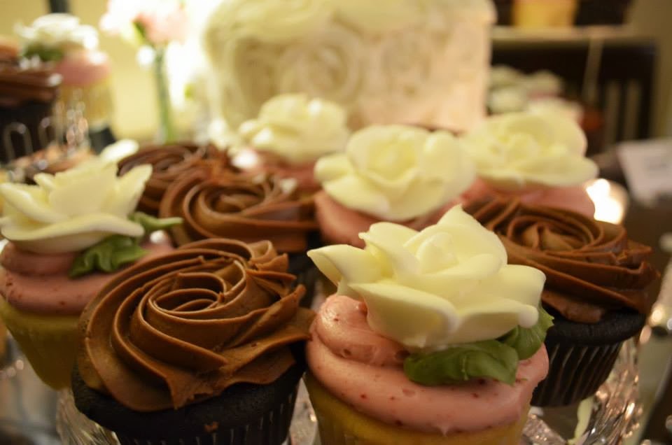 Lola Pearl Bake Shoppe: Spotted: Elegant Wedding Cupcakes + Matching Cake