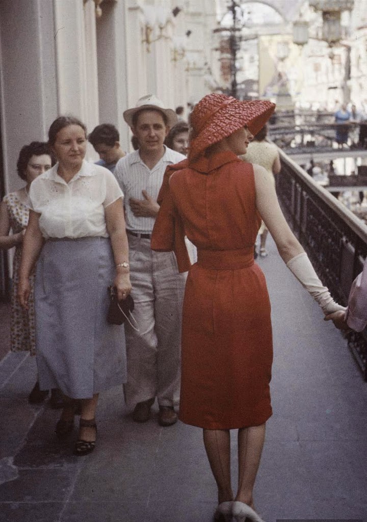 Amazing Color Photographs Capture Dior Fashion Models in Moscow in 1959 ...