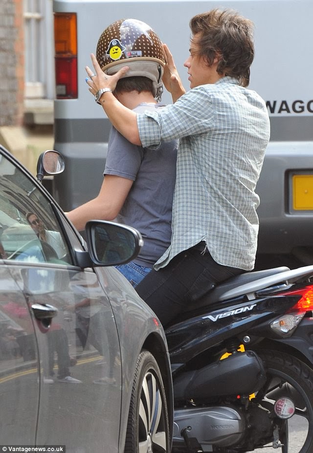 !Haneen Is A Fangirl : HARRY STYLES IS RIDING A MOTORBIKE!