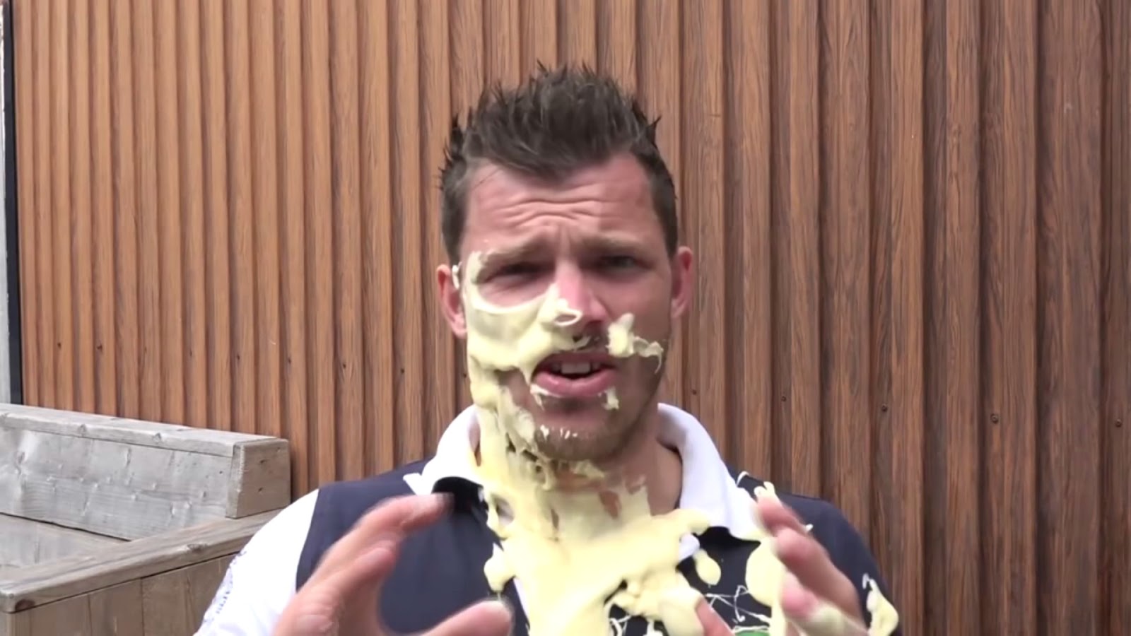 La galería del tío pringado: Pranksters pringados con comida en uno de ...