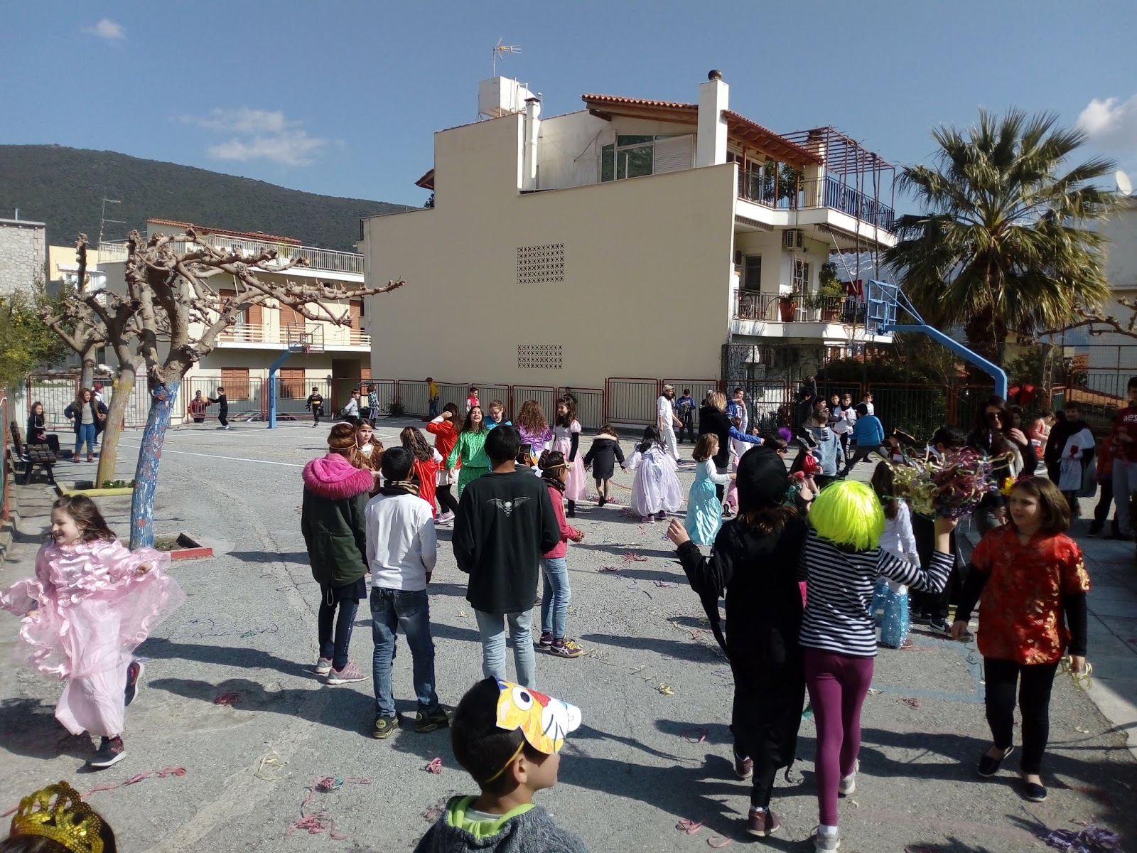 3o Δημοτικό Σχολείο Άμφισσας: ΤΣΙΚΝΙΖΟΝΤΑΣ ΣΤΟ 3ο ΔΗΜΟΤΙΚΟ ΣΧΟΛΕΙΟ ΑΜΦΙΣΣΑΣ