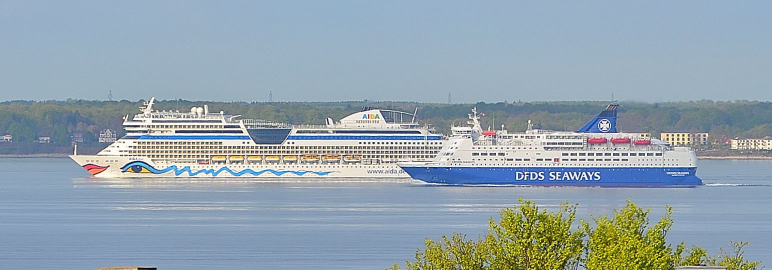 The Things I Enjoy: Cruise ferry Crown Seaways overtakes cruise ship ...