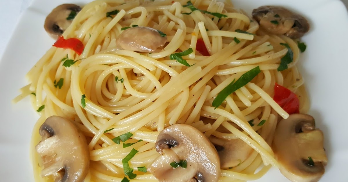 Spaghetti con funghi champignon e peperoncino piccante