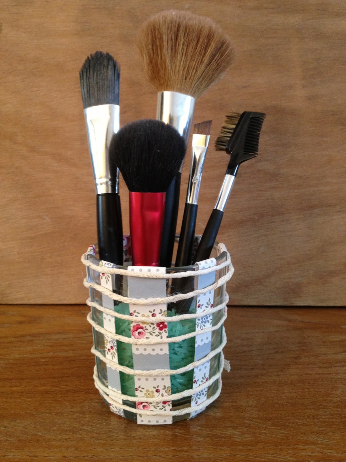Looceylu blogvlog twooo: How to make a Make shift make up brush pot
