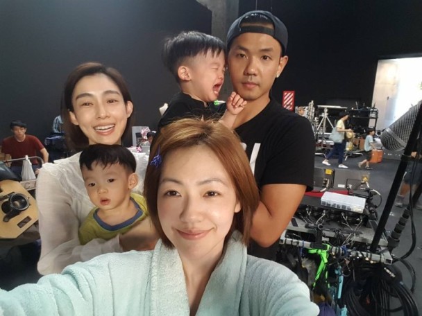 Blackie Chen brings 40 boxes of pizza to visit Dee Hsu on the set ...