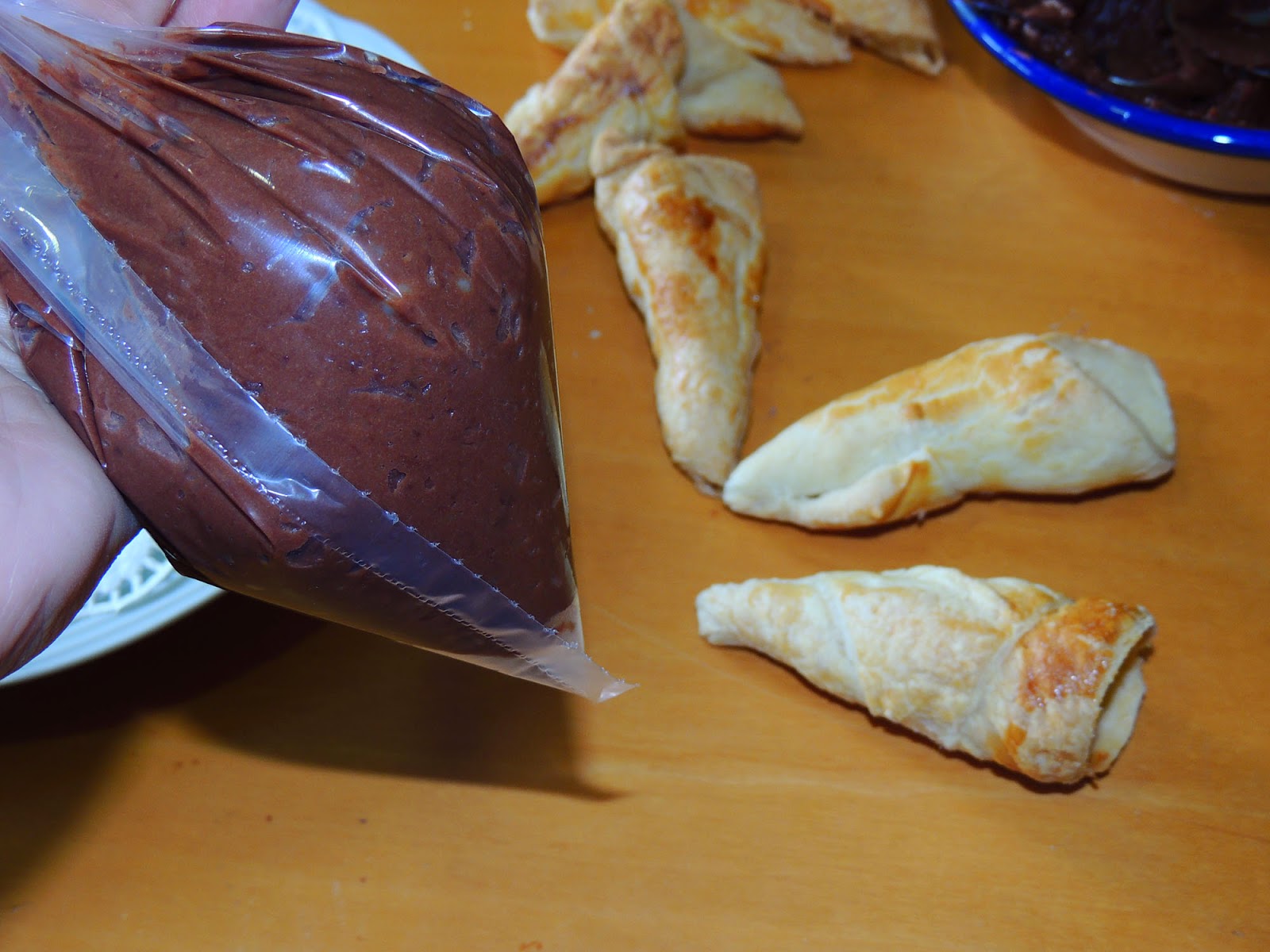 Cocinando en Altorreal: CUERNOS CON CREMA DE CHOCOLATE