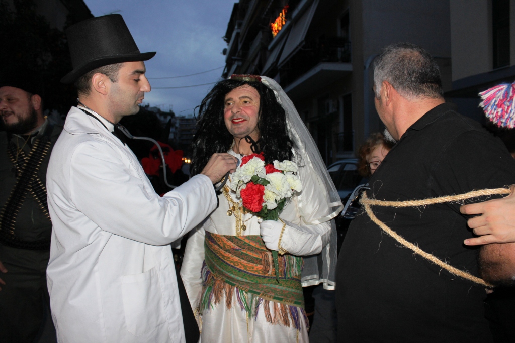 Πανικός με τους Μωμόγερους – Η κλοπή της νύφες και το... ξεπούλημα της ...