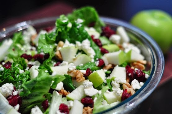Chef Telemachus/Ithaca : ΣΑΛΑΤΑ ΠΡΑΣΙΝΗ ΜΕ ΣΤΑΦΙΔΕΣ, ΚΑΡΥΔΙΑ ΚΑΙ ΑΝΘΟΤΥΡΟ