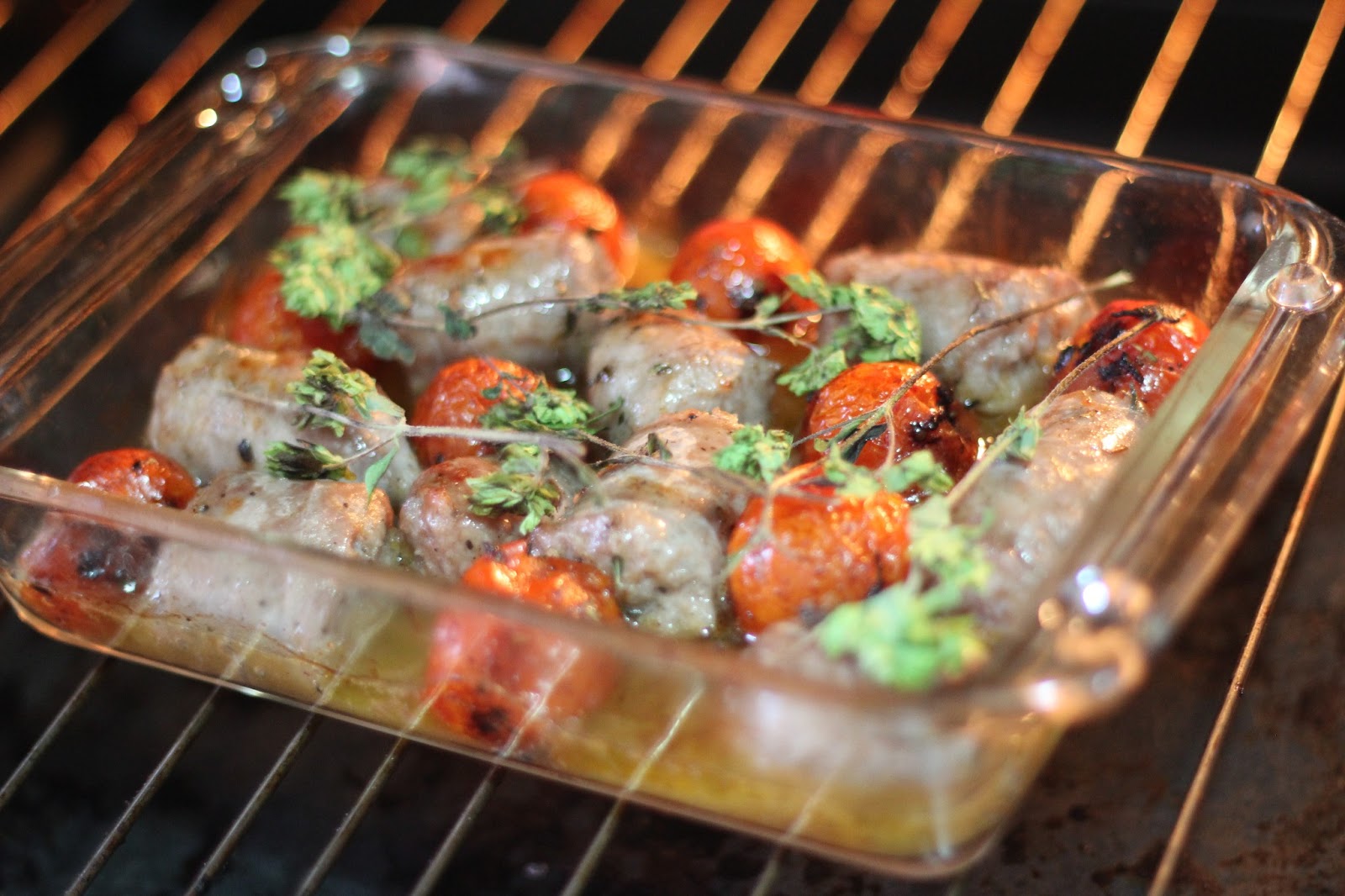 Butifarras al horno con tomates cherry y aromáticas. Receta