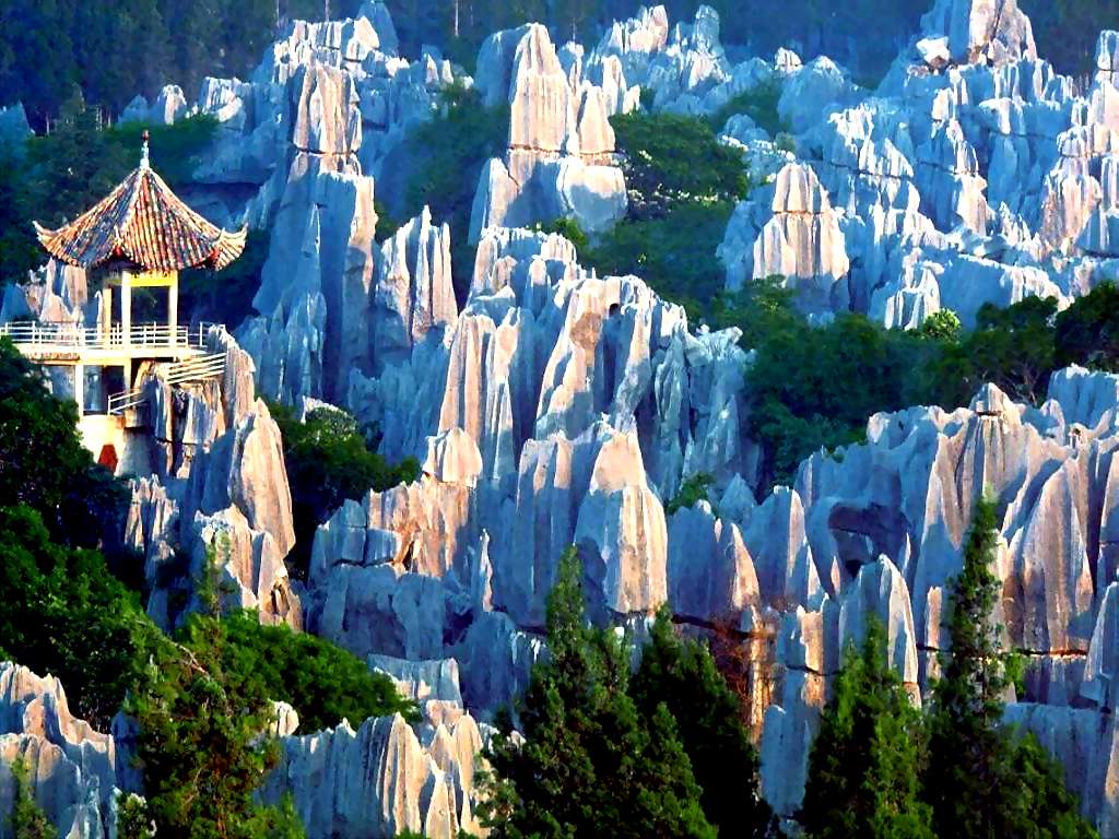 Travelling to one of the world heritage, Shilin stone forest in China ...