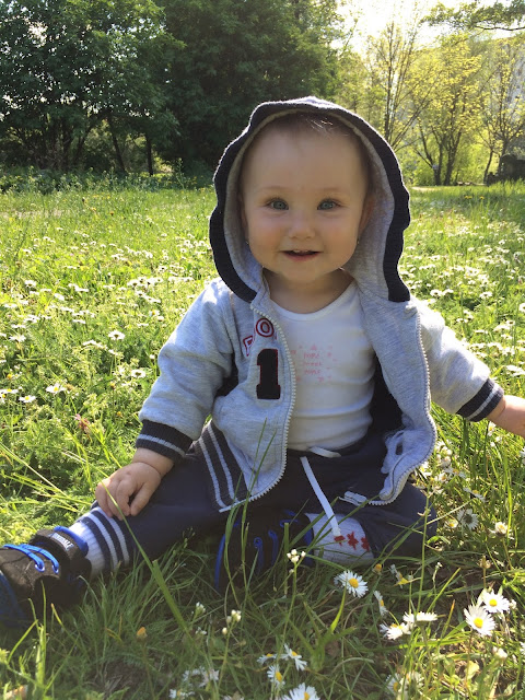 Fetița care râde neîncetat