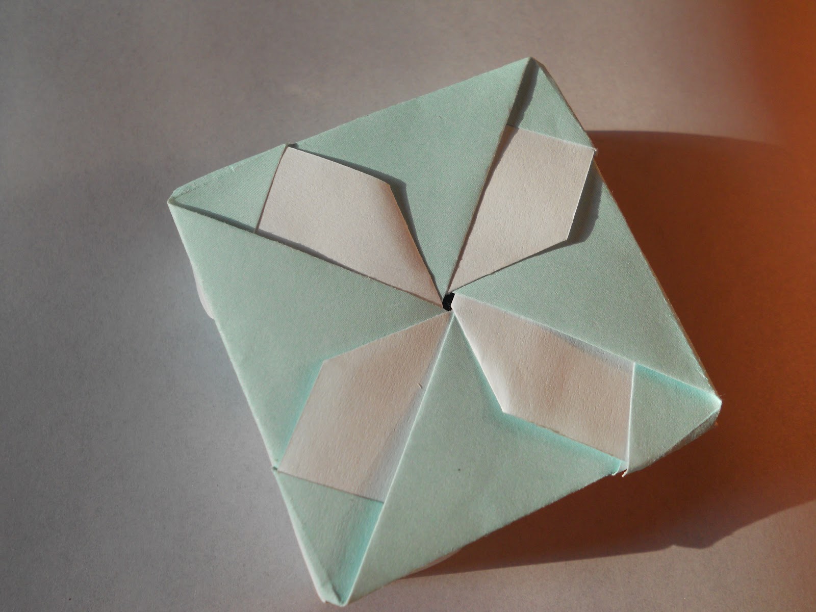 Decoratii Origami: Cutie cadou forma patrata