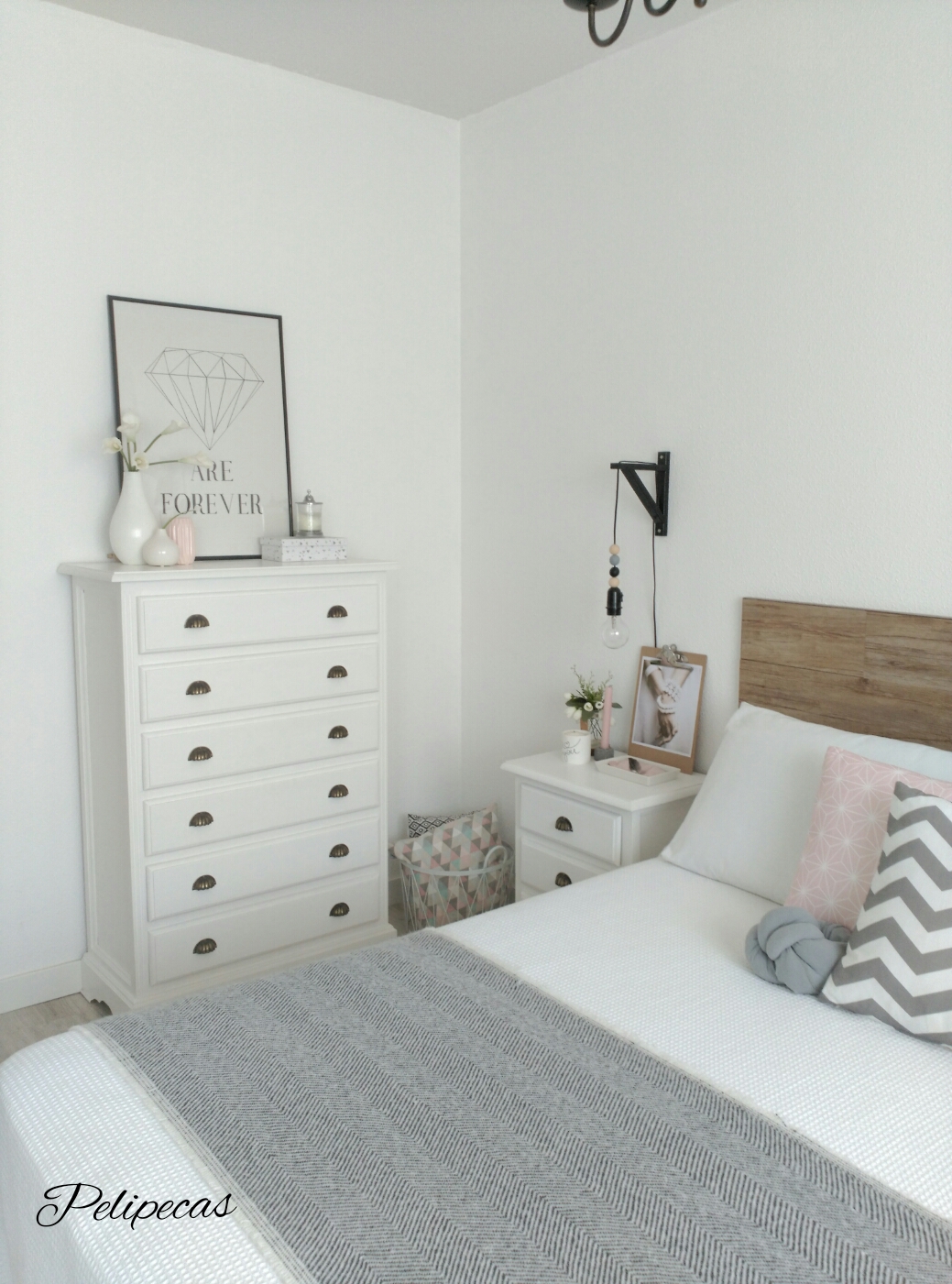 De visita a: La habitación de Almudena - Blanco y de madera