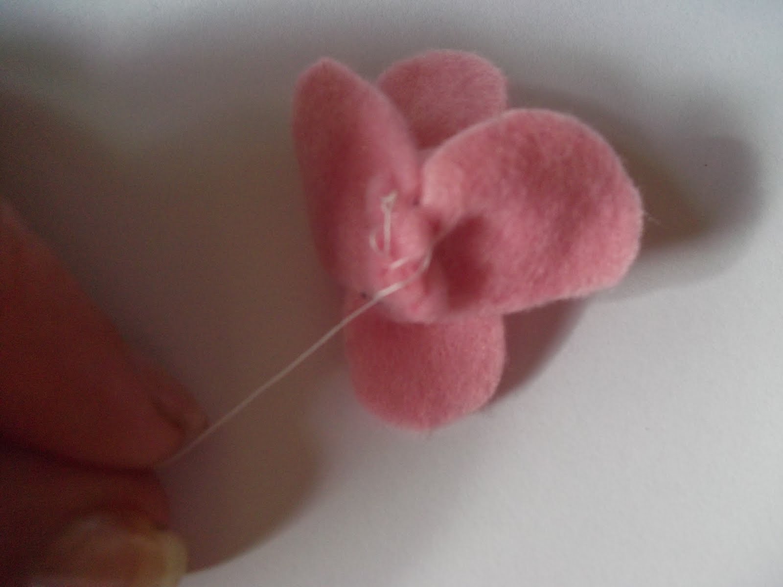 Lydias Treasures: LARGE PAPERCLIP FELT FLOWER TUTORIAL