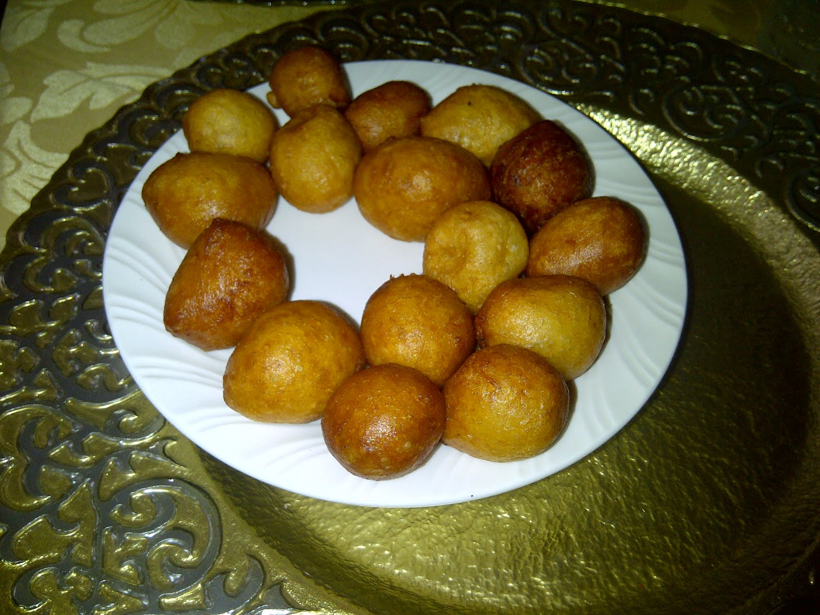 She Spys ...: Pastry Land....Basic small chops..The best around