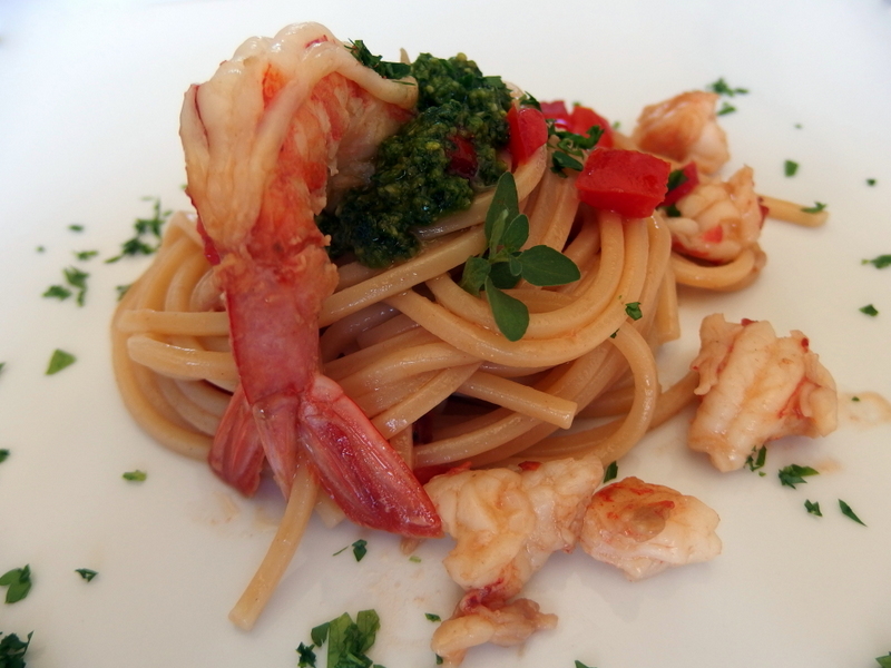 bruchina in cucina: Spaghetti al pesto con gamberoni