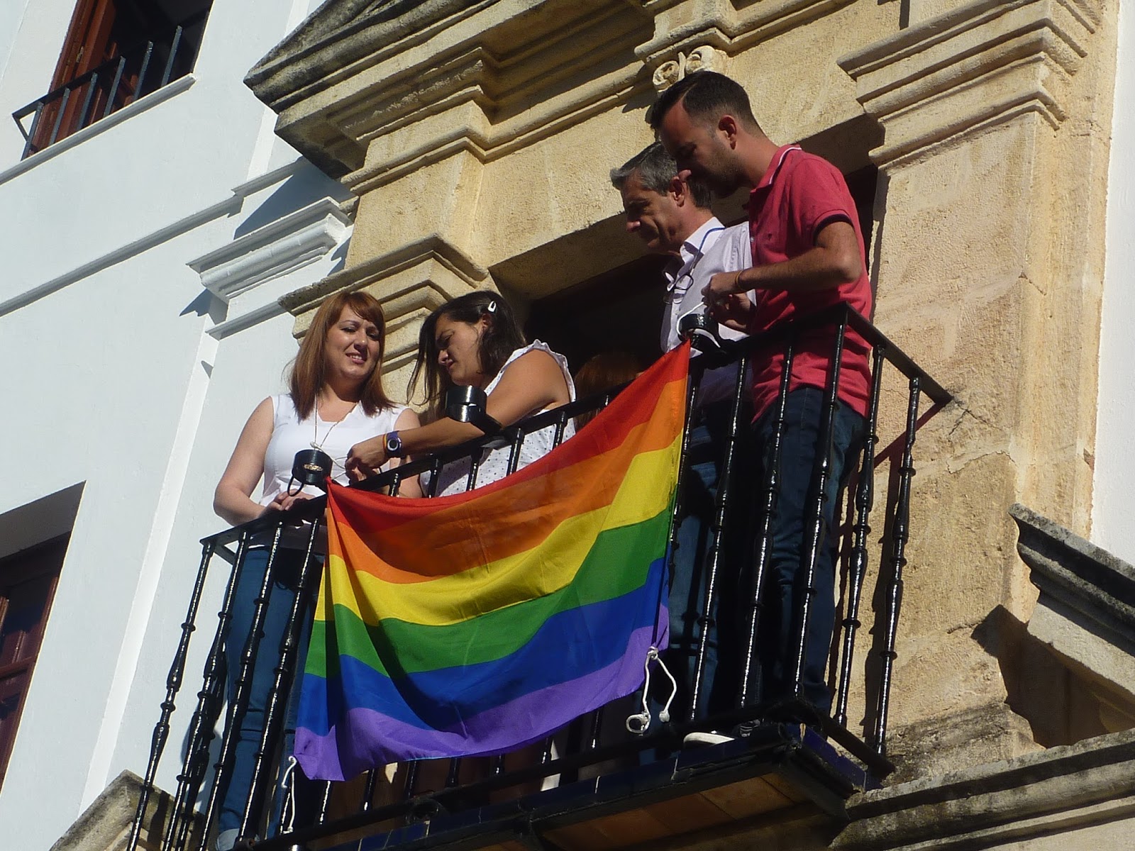 CONTIGO EN LA MAÑANA: IZADA DE LA BANDERA LGBTIQ EN EL AYUNTAMIENTO DE ...