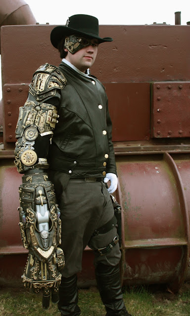 Steampunk Fashion Guide: Mechanical Armed Steampunk